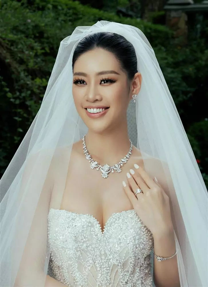 Khánh Vân tung ảnh cưới cực chất, giấu biệt chú rể khiến dân mạng "đứng ngồi không yên"